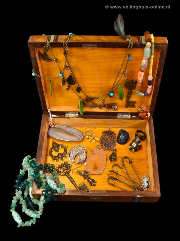 Veilinghuis-Online - kavel-details Vintage sieraden in houten sieradendoos